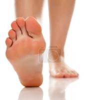 Comment votre pédicure soulage un cor entre les orteils sur le long terme